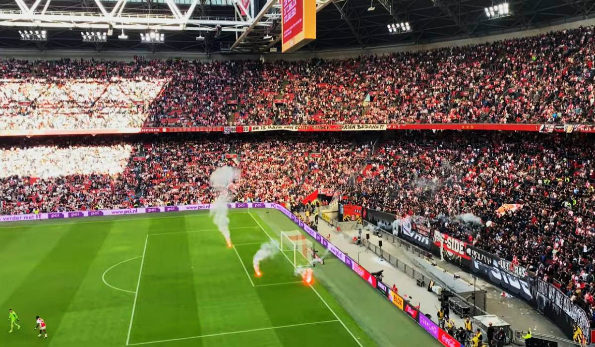Fans Ajax Amsterdam Bikin Kacau Kontra Feyenoord, Laga Dihentikan ... Fans Ajax Amsterdam Bikin Kacau Kontra Feyenoord, Laga Dihentikan ...
